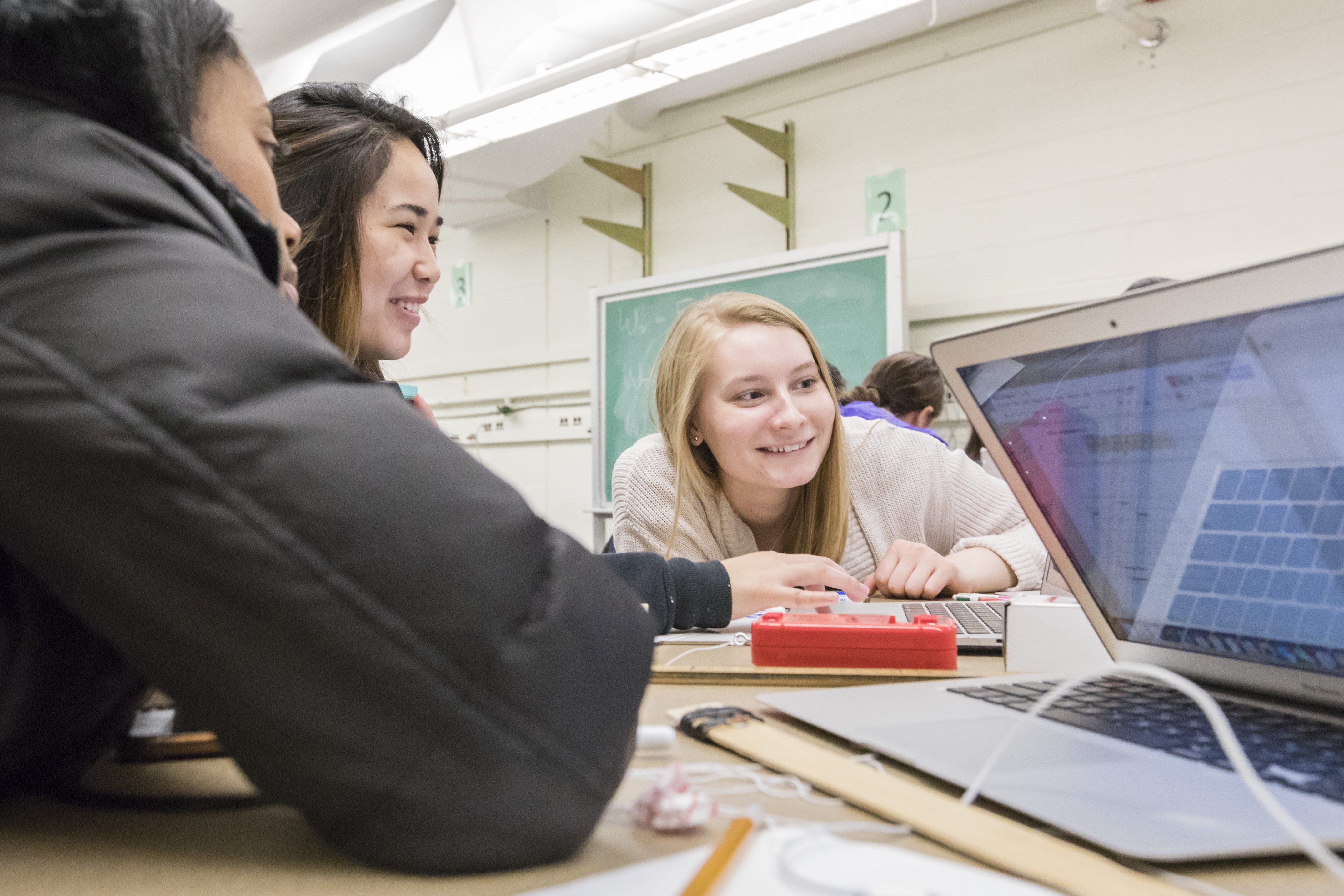 IOLab gets intro-physics students thinking more like physicists ...